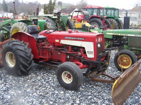 623: International 424 Tractor with Snowblade, Gas,