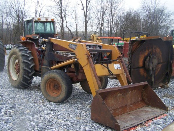 740: International 484 Tractor with Kelly Loader
