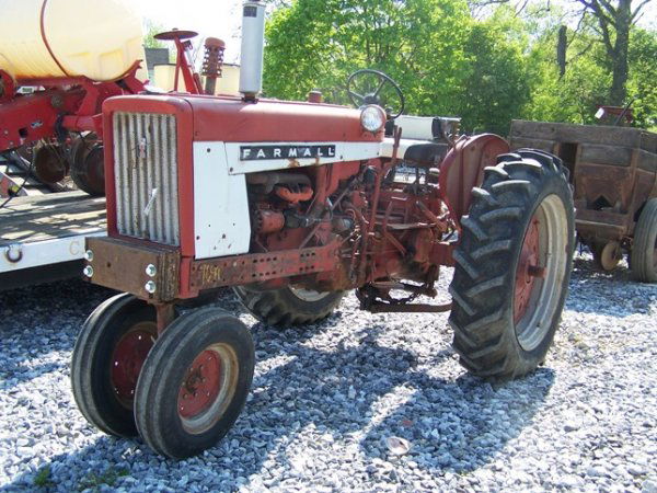 405: Farmall 504 Gas Farm Tractor Narrow Front