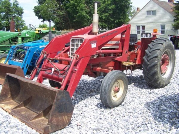 123: International 674 Farm Tractor with Loader, Diese
