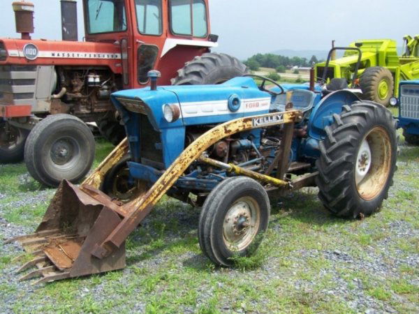 32: Ford 3000 Farm Tractor Diesel with Loader