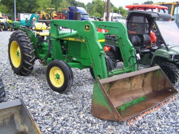 4170: John Deere 2240 Utility Tractor with Loader