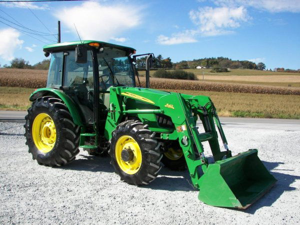 1153: John Deere 5525 4x4 Cab Tractor with Loader