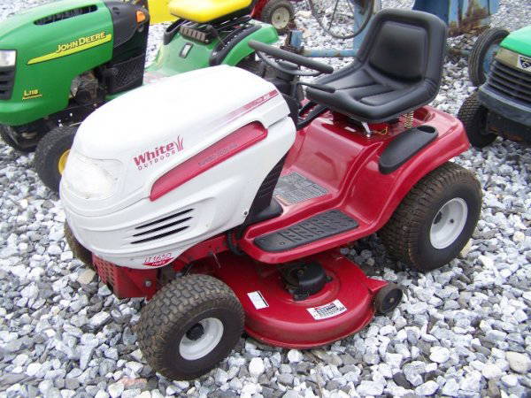 White Lt1650 Lawn And Garden Tractor