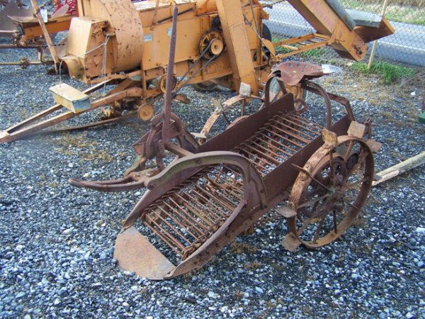 2077: 1 Row Antique Potato Digger