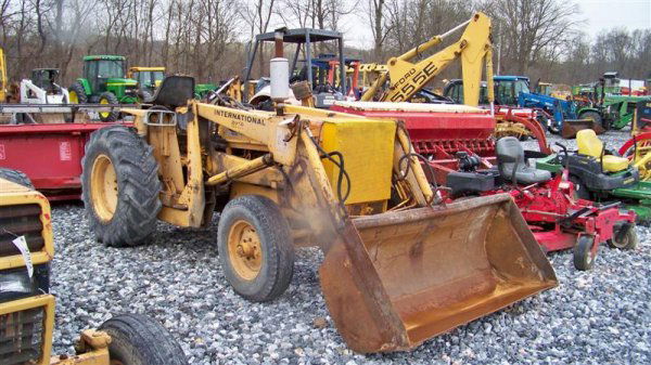 413: International 454 Utility Tractor Loader Backhoe
