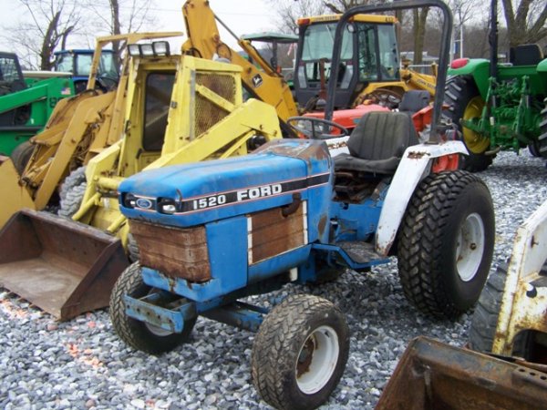 118: Ford 1520 Compact Tractor
