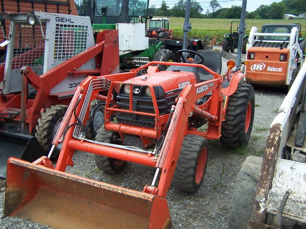 22: Kubota B7800 Tractor w/ LA402 Loader