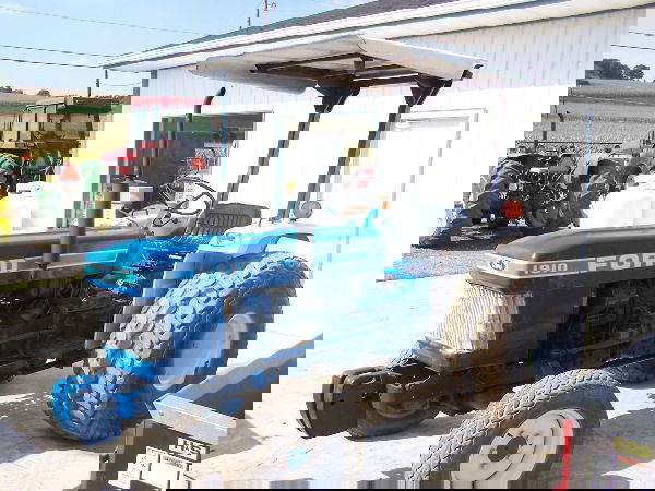 51: Ford 1910 Tractor w/ 4x4 Canopy #4100 - - Sep 12, 2005 | G.W ...