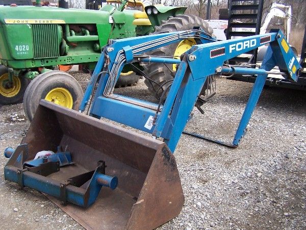 194: NICE FORD 7208 QUICK ATTACH LOADER FOR TRACTORS!!