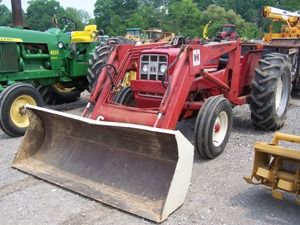556: International 454 Farm Tractor w/ 2050 Loader!!!! : Lot 556