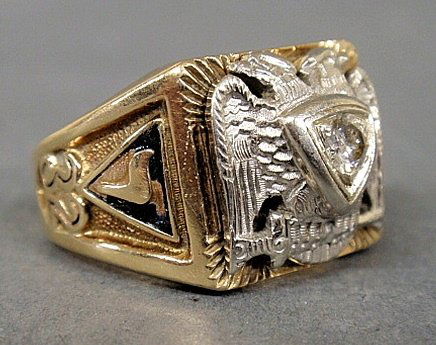Menâ€™s 10k gold ring with a double headed eagle with a : Lot 563