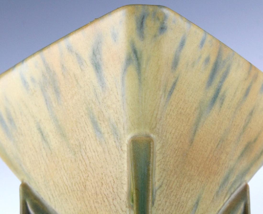 Roseville Pottery FUTURA Sand Toy Vase 189-4-6 - Dec 06, 2017 | Hill ...