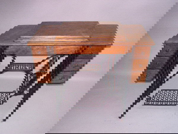 133: SINGER NO 66 TREADLE SEWING MACHINE: Walnut Veneer