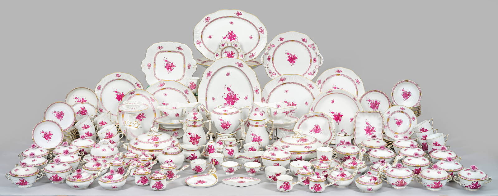 Umfangreiches Tafel- Und Kaffeeservice "apponyi Purpur" Auction