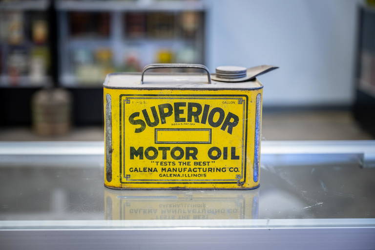 Superior Motor Oil 1 Gallon Oil Can