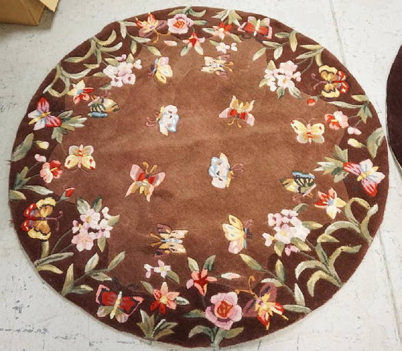Royal Palace Hand Made Round Rug Measuring 4 Ft 6