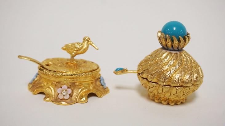 2 MINIATURE GILT METAL PILL SACCHARINE BOXES (#1022) on Dec 09, 2022 ...