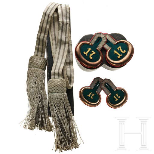 Two Pairs Of Epaulettes And A Sash For A Lieutenant In