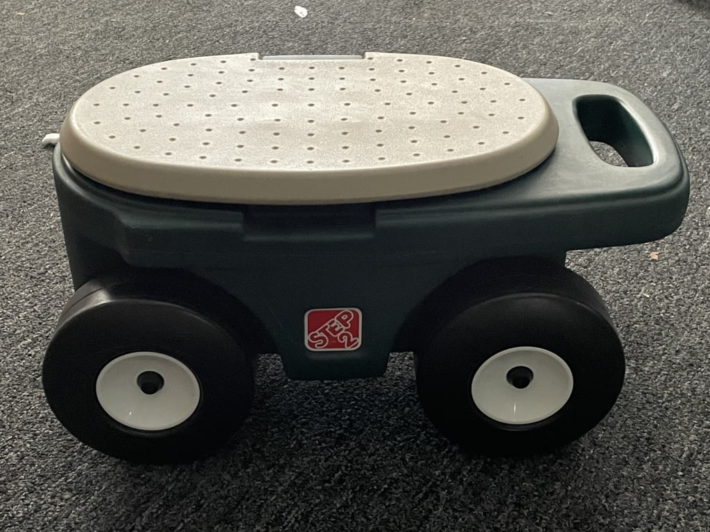 Step 2 Garden Hopper Rolling Utility Storage Seat Auction