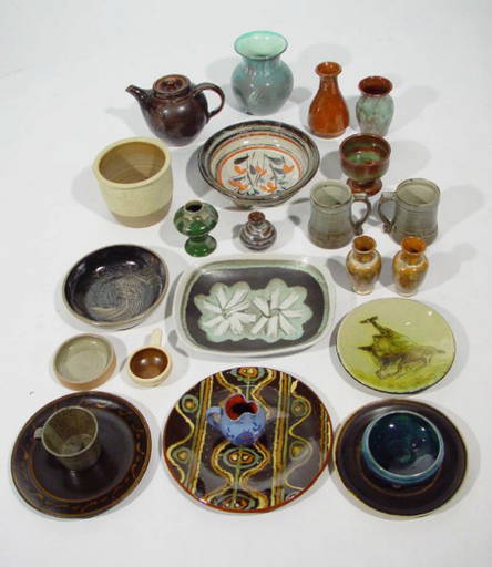 569: Extensive collection of Studio pottery including a - Mar 31, 2006 ...