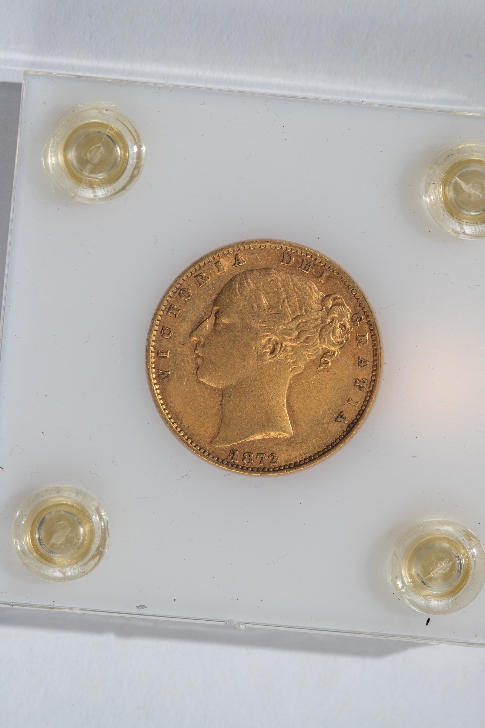 1872 Gold Sovereign. Young Queen Victoria. Crowned