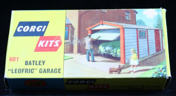 424: CORGI 601 BATLEY LEOFRIC GARAGE KIT