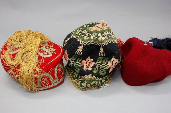 1198: Two smoking caps circa 1860, one of red felt, the - Jun 24, 2008 ...