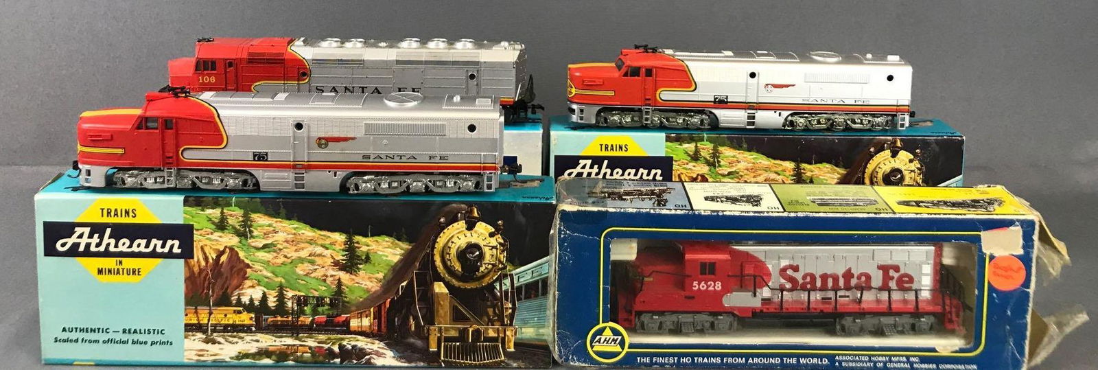 Group Of 4 Ho Scale Model Train Cars In Original