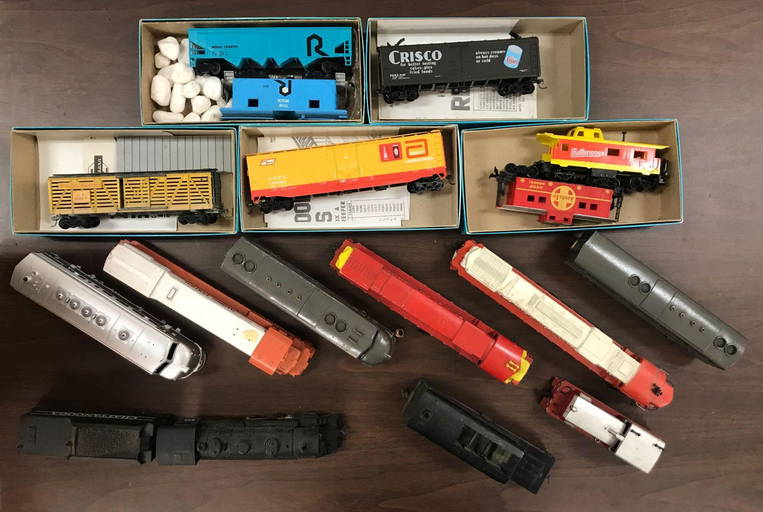 Group Of 15+ Ho Scale Model Train Cars