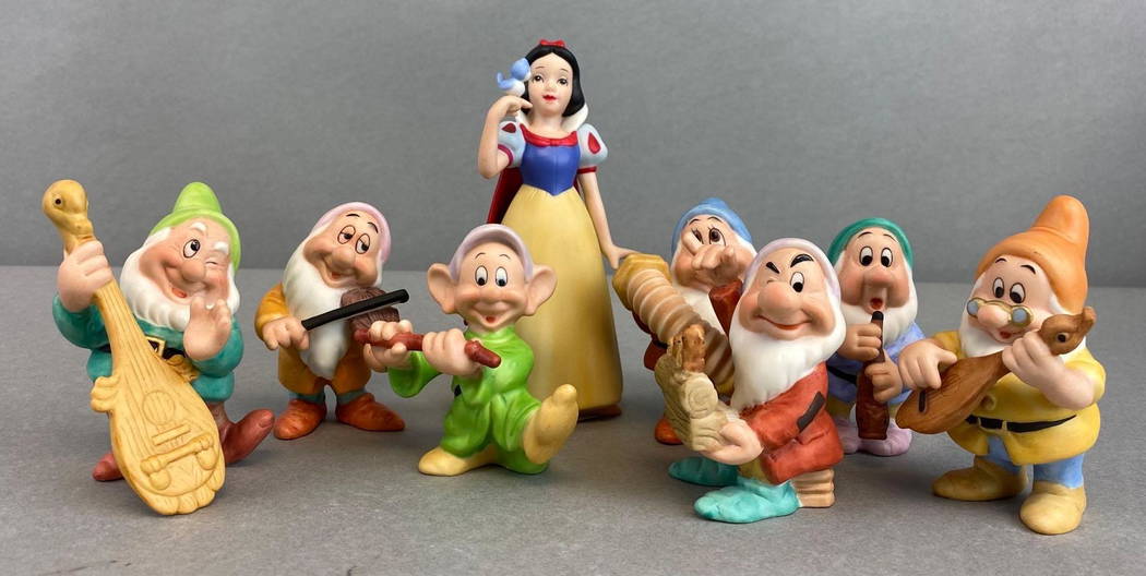 Group Of 8 Disney Snow White And The Seven Dwarfs Porcelain Figures