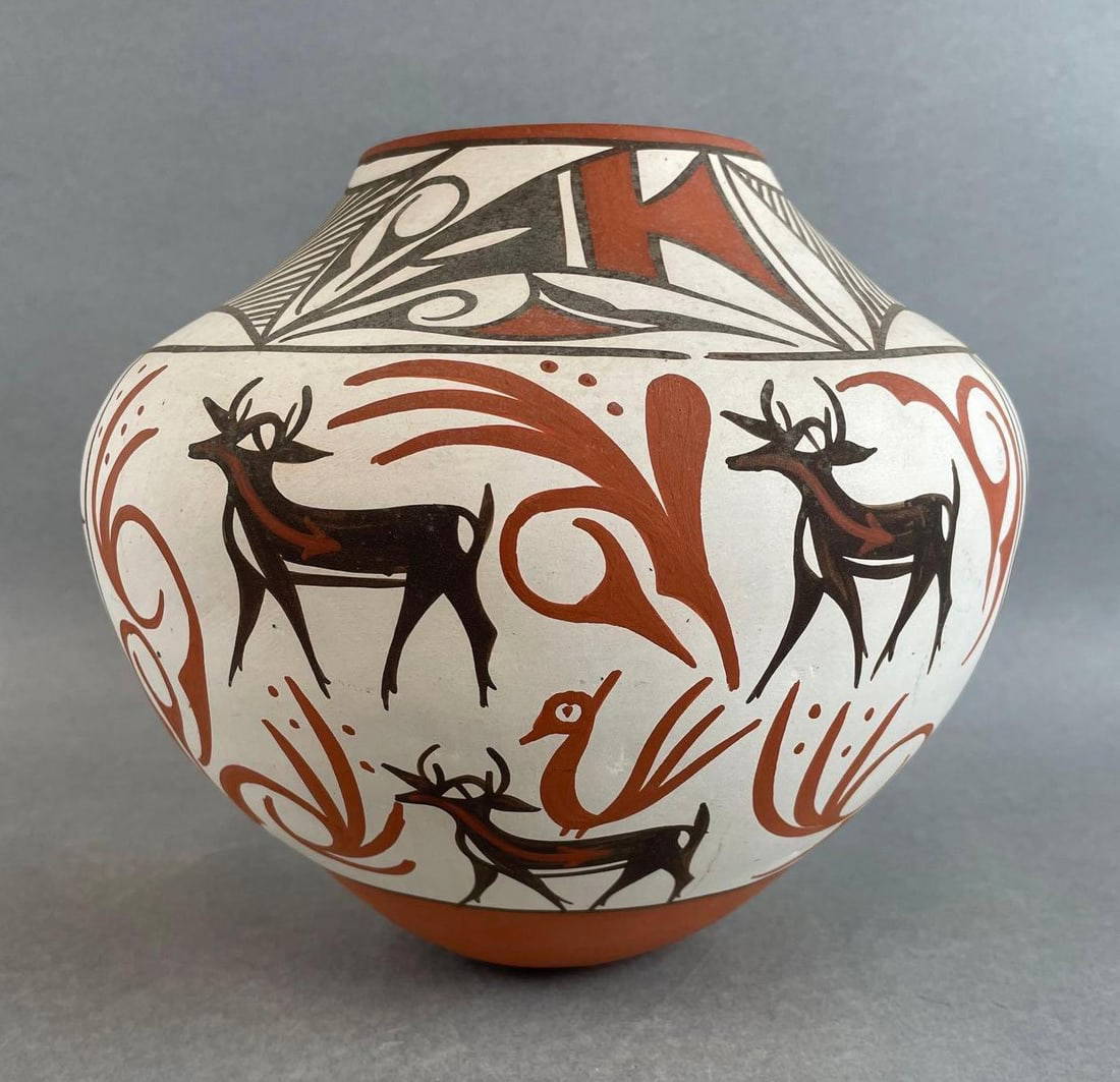 Signed Native American Zuni Pottery Jar Auction