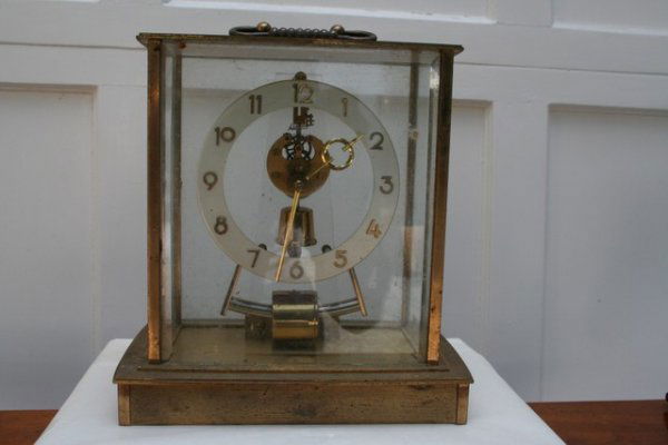 772: KUNDO ELECTRONIC BRASS & GLASS MANTEL CLOCK, MKD.