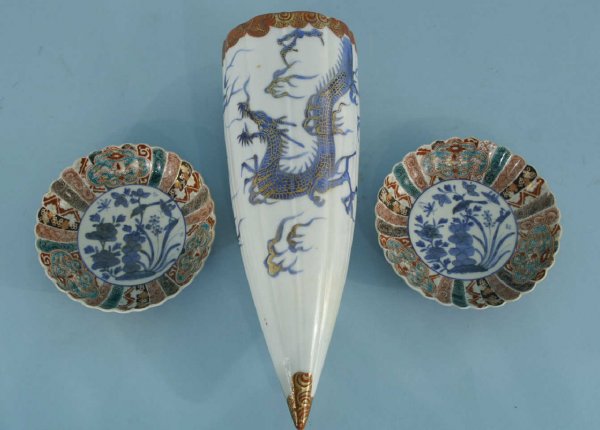 152: PAIR OF AMARI PLATES AND A WALL POCKET