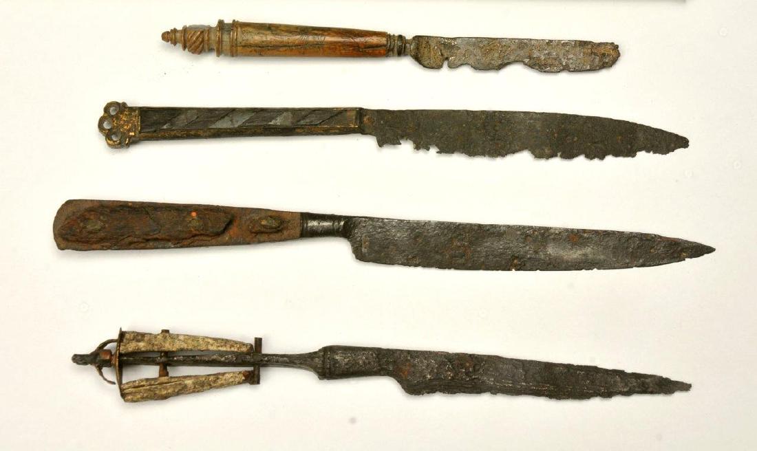 A LOT OF 4 GOTHIC KNIVES, 15TH-16TH CENTURY