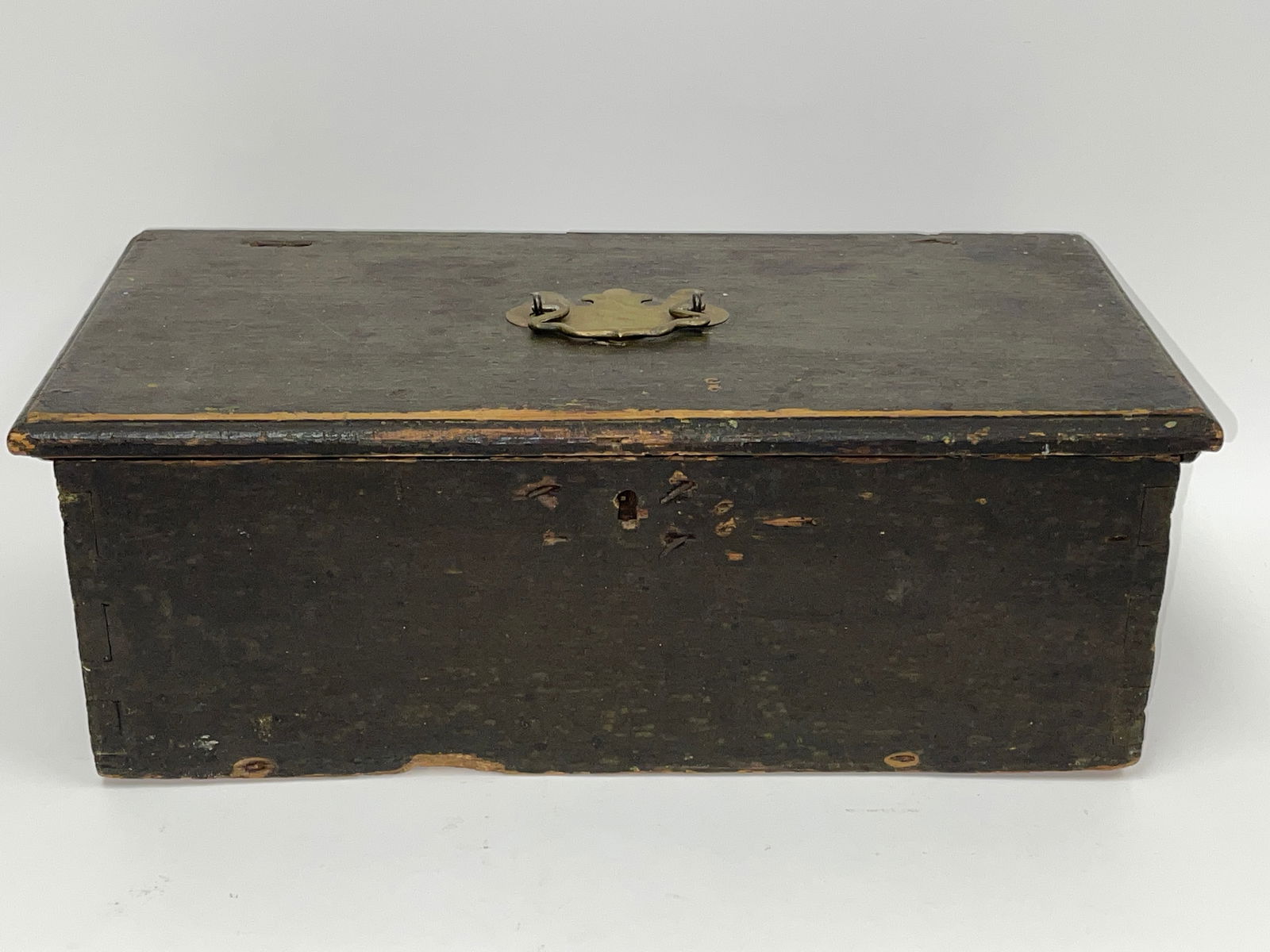 19th C Amer Pine Lidded Box,cotter-pin Hinges In Black Paint Auction