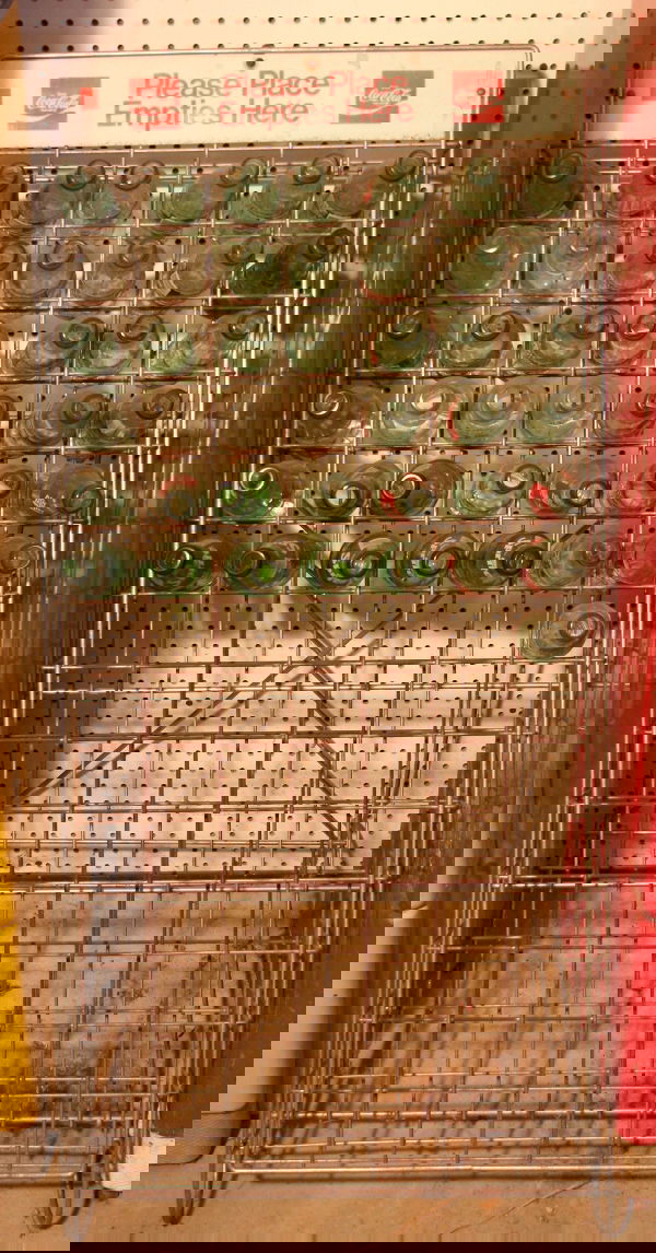 273: Coca-Cola empty bottle metal rack - Apr 01, 2006 | Sohn in IN