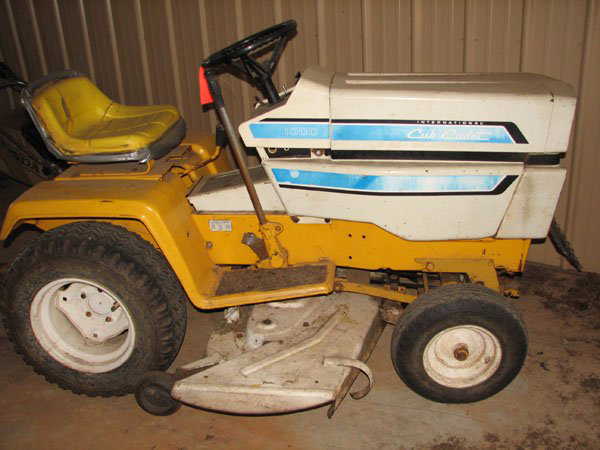 7031: INTERNATIONAL CUB CADET, 1000 SERIES RIDING LAWN