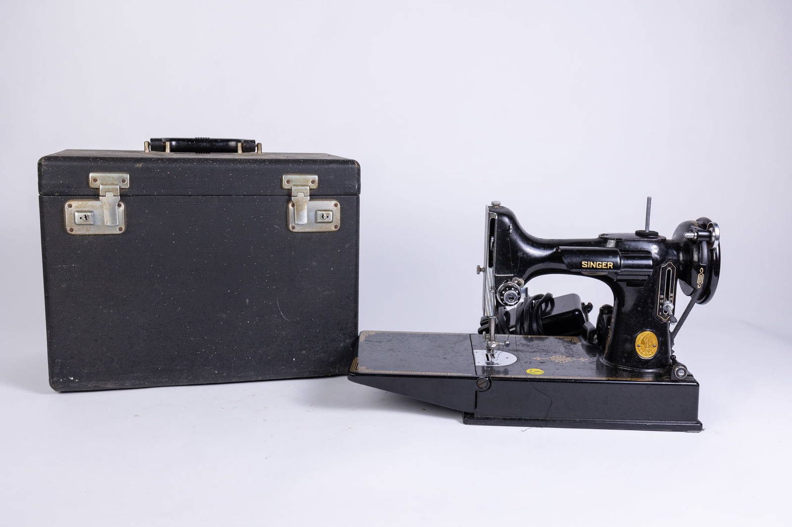 Vintage Singer Featherweight Sewing Machine Cat. 3-120 In Case Auction