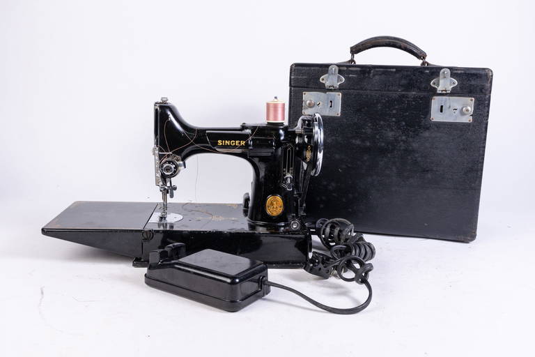Vintage Singer Featherweight Sewing Machine Cat. 3 120, With Case