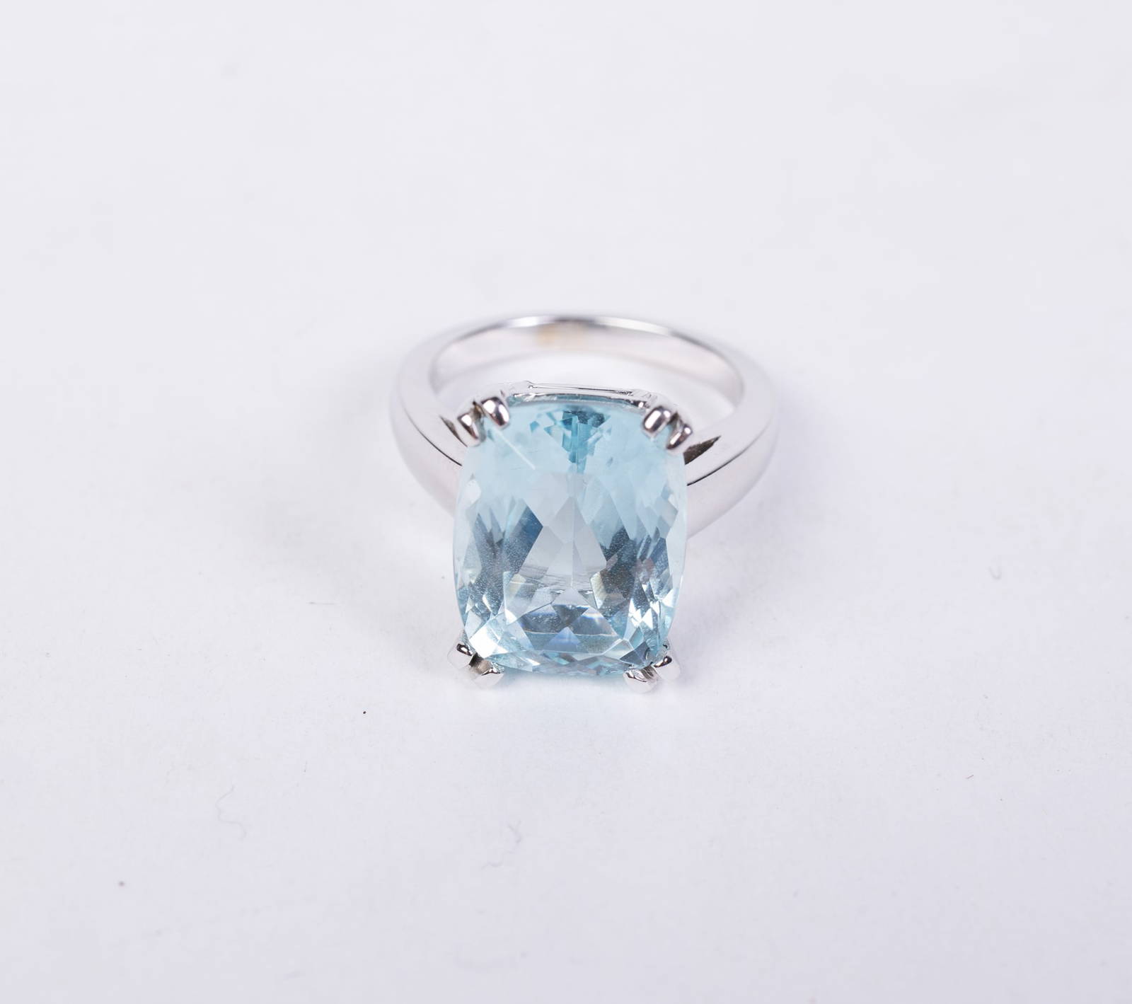 18kw Aquamarine Ring Auction