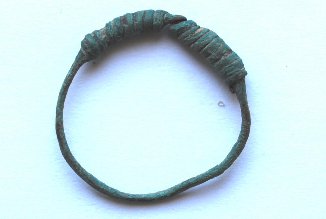 Ancient twisted temporal ring