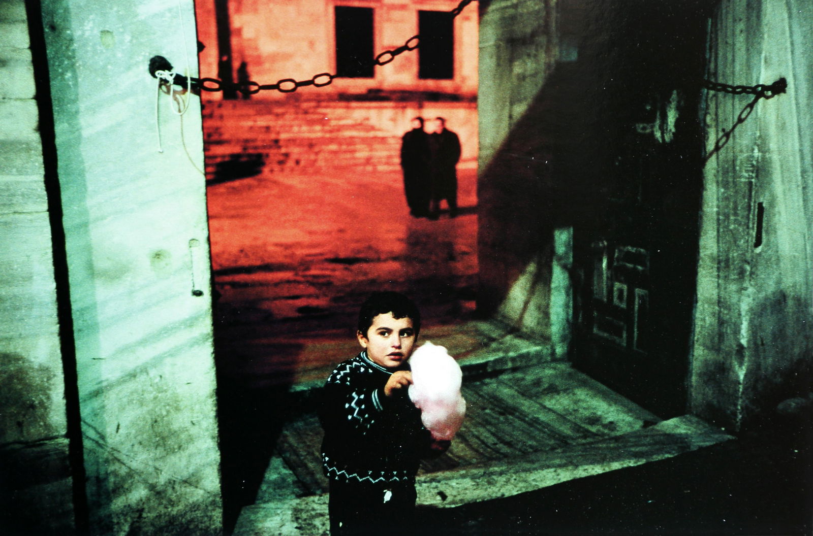 Alex Webb: TURKEY. Istanbul. 2001. Outside of the Blue Mosque during ...