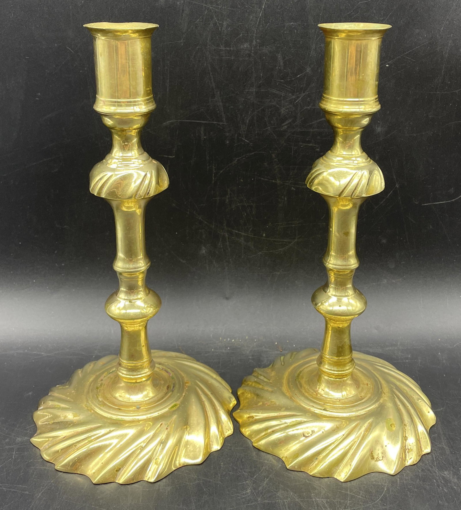 Pair Virginia Metalcrafters Williamsburg Swirl Base Brass Candelsticks ...