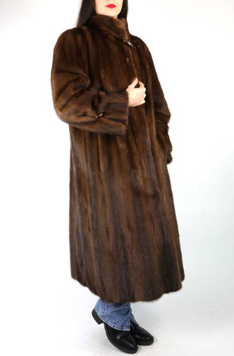 ELEGANT EUROPEAN FUR GARMENTS Auction on Nov 28, 2023 by Jasper52 in NY