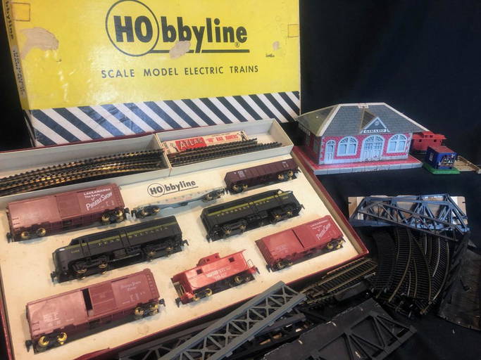Vintage Ho Gauge Electric Train Set W/ Tin Station