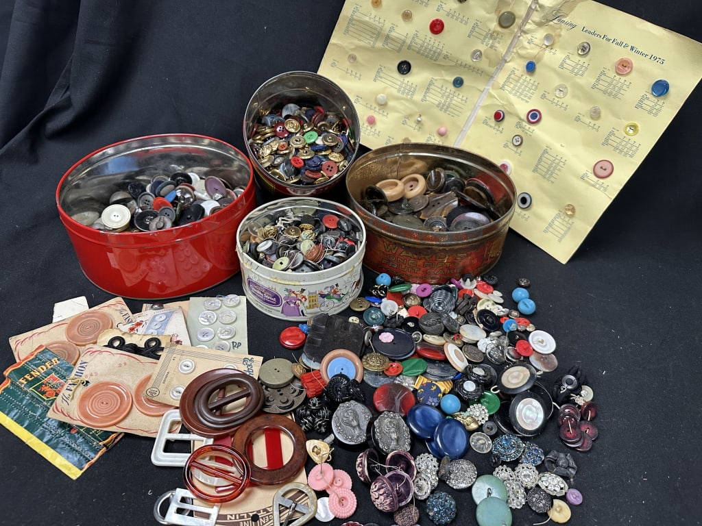 Large Lot Of Antique & Vintage Buttons Auction
