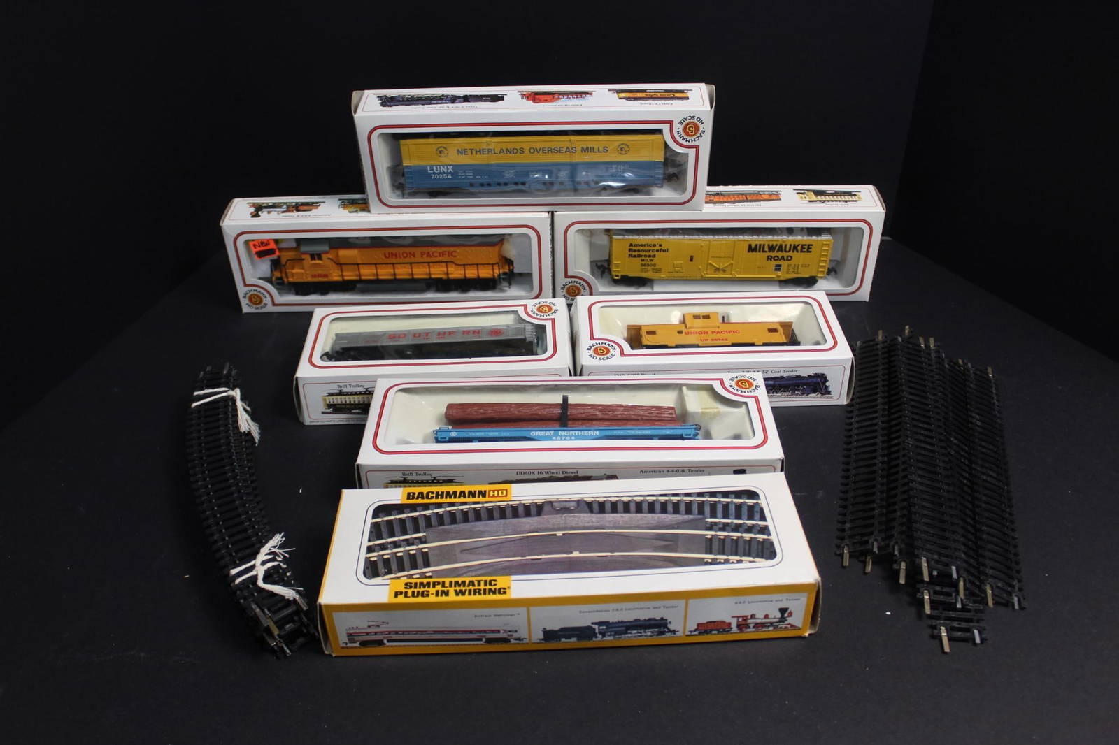 Bachmann Ho Scale Electric Trains Diesel Locomotive, Box Cars, Track ...