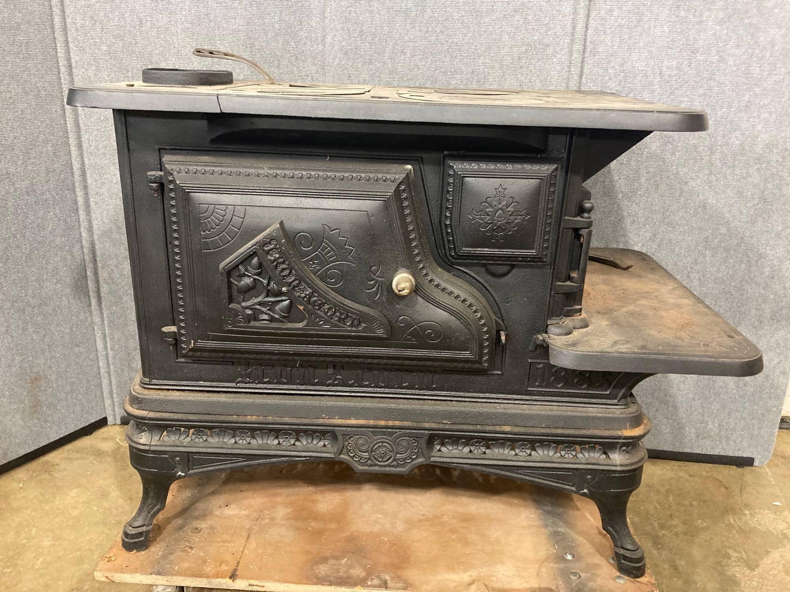 Early Ornate Iron Acorn Cast Iron Cook Stove Auction