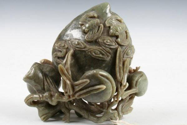 Chinese Hand Carved Jade Peaches W/bats 20th C